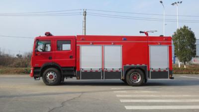 Cina Dongfeng 8200 litri serbatoio dell'acqua camion pompieri 2WD a trazione posteriore diesel 6 posti 4×2 cambio manuale in vendita
