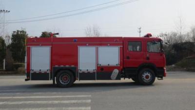 Cina Dongfeng 8200 litri serbatoio dell'acqua camion pompieri 2WD a trazione posteriore diesel 6 posti 4×2 cambio manuale in vendita
