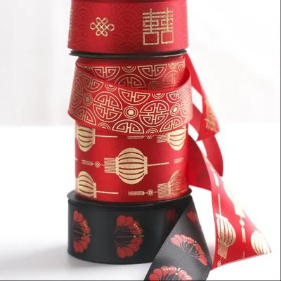 Cina Polyester Custom Logo Ribbon Roll Gift Wrap Decorato Con Luxury Ribbons Per Gift Wrap in vendita