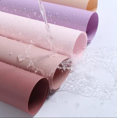 Cina Soluzione di imballaggio di fiori foglio di carta impermeabile con involucro di cellophane di plastica solida in vendita