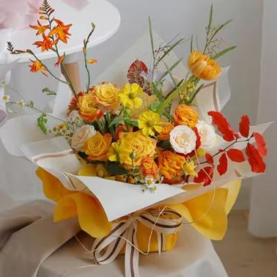 Cina Carta di imballaggio di fiori coreani Carta di imballaggio di plastica con cornice dorata Molti colori in vendita