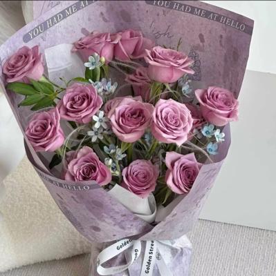 Cina Carta di avvolgimento floristica antistatica con disegno di fiori di rosa impermeabile e in incisione in vendita