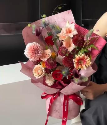 Cina Carta di avvolgimento floristica antistatica con disegno di fiori di rosa impermeabile e in incisione in vendita
