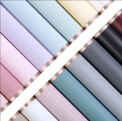 Cina Carta di avvolgimento di fiori coreana a colori personalizzati con stampa liscia impermeabile in vendita