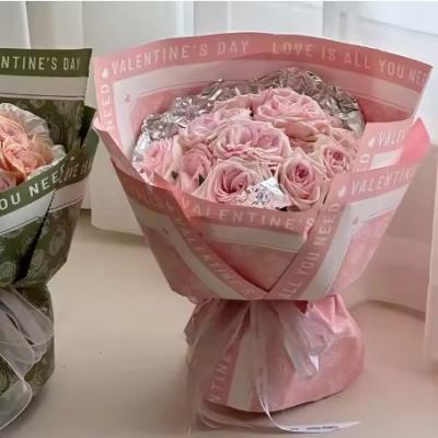 Cina Pulpa diretta mista 50g carta impermeabile per fiori con disegno di bouquet stampato a rosa in vendita