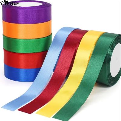Cina Nastro satinato a faccia singola a colori solidi per avvolgimento regalo 25 mm Personalizza dimensioni del pacchetto 9X9X2,5 cm in vendita