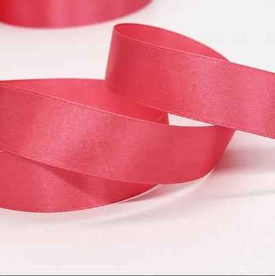 Cina Nastro satinato a faccia singola a colori solidi per avvolgimento regalo 25 mm Personalizza dimensioni del pacchetto 9X9X2,5 cm in vendita