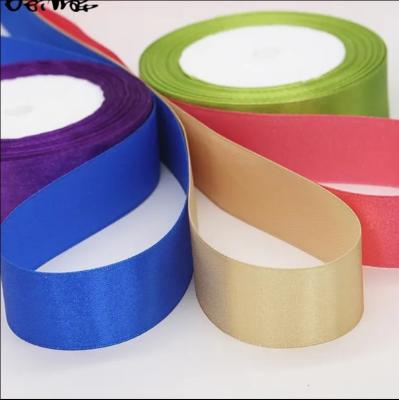 Cina Nastro satinato a faccia singola a colori solidi per avvolgimento regalo 25 mm Personalizza dimensioni del pacchetto 9X9X2,5 cm in vendita