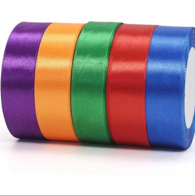 Cina Nastro satinato a faccia singola a colori solidi per avvolgimento regalo 25 mm Personalizza dimensioni del pacchetto 9X9X2,5 cm in vendita
