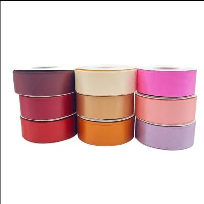 Cina Fabbrica all'ingrosso Custom Double Faced Satin Wrap Ribbon Roll Print Custom Logo With Gift Wrap in vendita