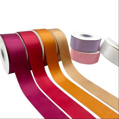 Cina Fabbrica all'ingrosso Custom Double Faced Satin Wrap Ribbon Roll Print Custom Logo With Gift Wrap in vendita