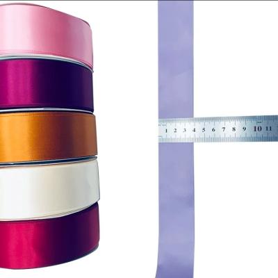 Cina Fabbrica all'ingrosso Custom Double Faced Satin Wrap Ribbon Roll Print Custom Logo With Gift Wrap in vendita