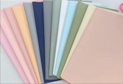 China Verdikte Koreaanse ondoorzichtige plastic bloempapier 57cm*57cm ±5% Op maat gemaakt voor Sinowrap Fashion Te koop