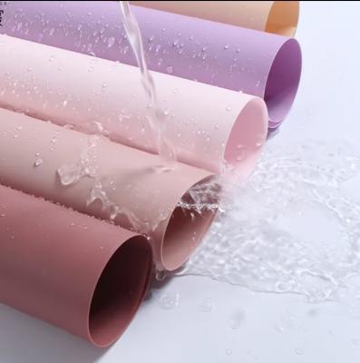 Cina Carta impermeabile a colori personalizzati con involucro di cellophane di plastica solida per fiori freschi in vendita