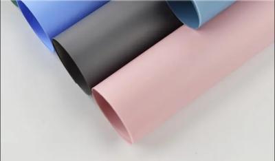 Cina Carta impermeabile a colori personalizzati con involucro di cellophane di plastica solida per fiori freschi in vendita