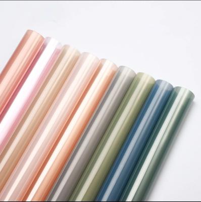 China Hoge transparantie gekleurd glaspapier voor Kerstmis, waterdicht bloemenverpakkingspapier met coating Te koop