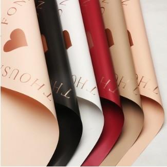 China DIY Presentes feitos à mão Multicolor Estampagem de ouro Verdadeiro coração Flor Papel de embrulho de flores Papel de plástico à prova d'água para a loja de flores à venda