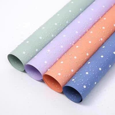 China Papel de embalagem de flores de papel ouya com dois lados de Polka Dot, à prova d'água, em tamanho personalizado de 58cm * 58cm à venda