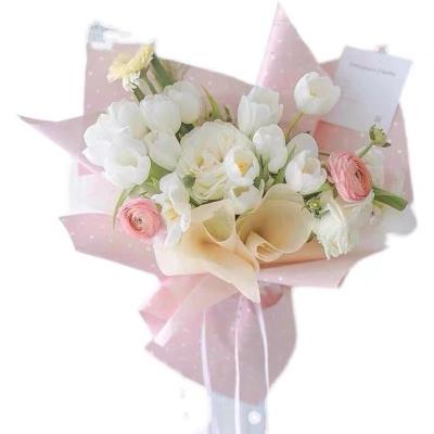 Cina Carta di imballaggio a doppio lato Polka Dot Bouquet impermeabile per imballaggio di fiori in carta Ouya in 58cm * 58cm Dimensioni personalizzate in vendita