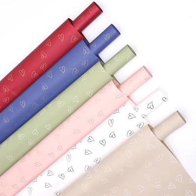 China Papel de embrulho de buquê de amor impermeável para embalagens e lojas de flores à venda