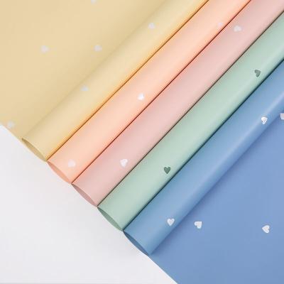 China Impressão de coração de Dia dos Namorados Oya Papel à prova d'água de cor sólida Papel de embrulho floral para buquês Florista Grau 56cm*56cm Personalizado à venda