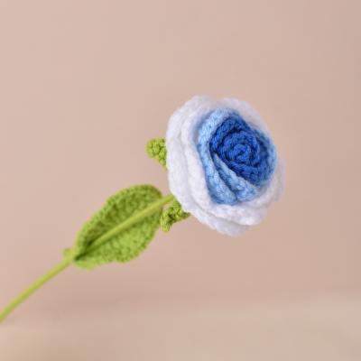 China Handmade Knitted Rose Artificial Flowers, Crochet Floral Bouquet, DIY Yarn Knitting, Handcrafted Hook Flower Arrangement for sale