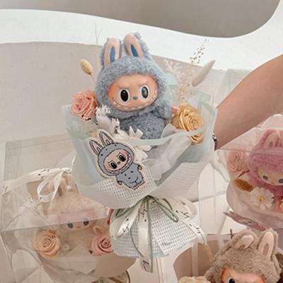 China Leuke afgeronde Labubu Plush Pop Bouquet Labubu Plush Pop met echte bloemen Verjaardagscadeau Boutique Groothandel Te koop
