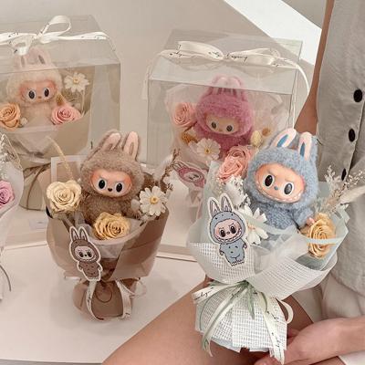 China Leuke afgeronde Labubu Plush Pop Bouquet Labubu Plush Pop met echte bloemen Verjaardagscadeau Boutique Groothandel Te koop