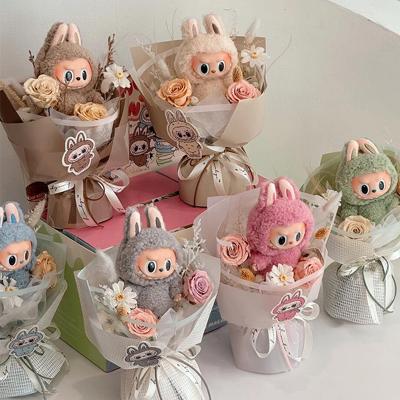 China Leuke afgeronde Labubu Plush Pop Bouquet Labubu Plush Pop met echte bloemen Verjaardagscadeau Boutique Groothandel Te koop
