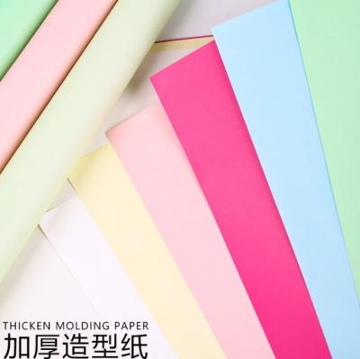 China Fenghua Artistieke vorm papier bloemen verpakkingspapier, verdikte 157g koeienvel materiaal bloemenwinkel bloemen verpakkingsmateriaal Te koop