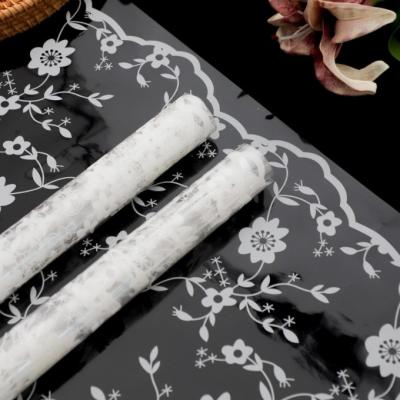 China Yitong imitatie kant kant transparante cellophane boeket waterdicht bloemenverpakkingspapier opp plastic bloemenverpakkingsmateriaal Te koop