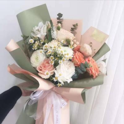 Cina Carta Hanfei, carta di avvolgimento a due colori, carta Ouya a colori solidi, materiale per bouquet opp, cartoni floreali impermeabili, imballaggio in carta Hansu in vendita