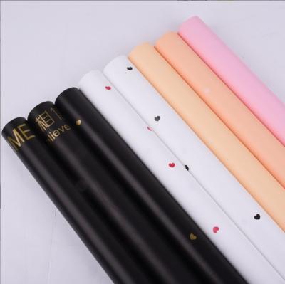 China New romantic series heart-shaped flower bouquet wrapping paper material, flower shop rose flower wrapping paper for sale