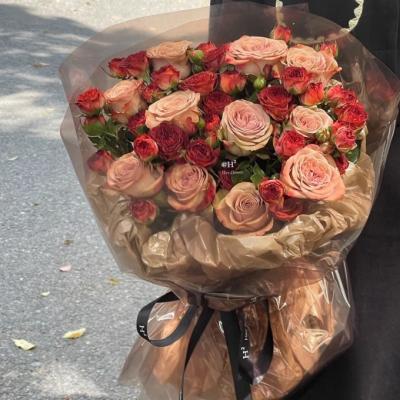 Cina Cellophane colorato, nuova carta di avvolgimento trasparente per bouquet, pellicola OPP, pellicola gelatinosa, carta di avvolgimento impermeabile per fiori in vendita