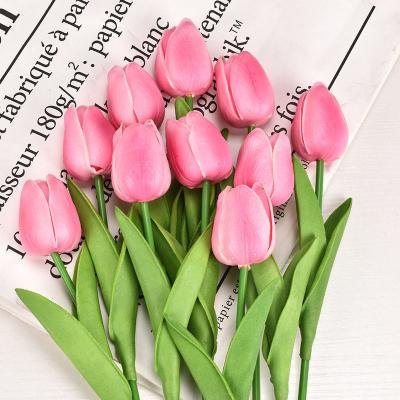 Cina Fiori di simulazione di tulipani, fiori artificiali in stile nordico, mini ornamenti floreali in seta, arte floreale, arrangiamenti floreali freschi e semplici, celebrazioni di nozze su Instagram in vendita