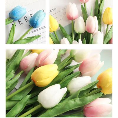 Cina Fiori di simulazione di tulipani, fiori artificiali in stile nordico, mini ornamenti floreali in seta, arte floreale, arrangiamenti floreali freschi e semplici, celebrazioni di nozze su Instagram in vendita