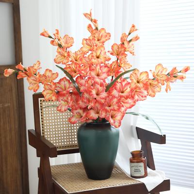 Cina Fiori artificiali di lusso, fiori artificiali di gladiolo a un ramo, decorazioni per il soggiorno e il tavolo da pranzo, oggetti di scena per la fotografia di nozze, bouquet artificiali in vendita