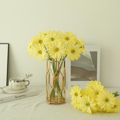 Cina Tre pezzi di tessuto di seta finta realizzati in crisantemo estivo fiori artificiali per la decorazione di nozze a casa, con un tocco di fascia alta, sono fiori finiti finiti. in vendita