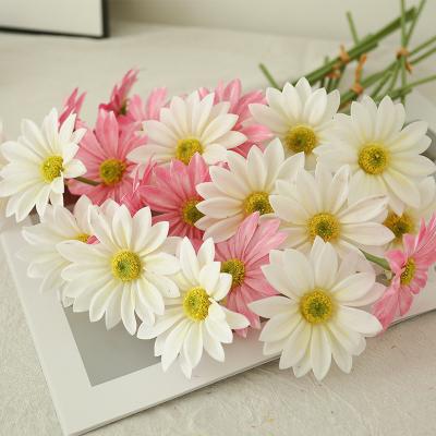 Cina Tre pezzi di tessuto di seta finta realizzati in crisantemo estivo fiori artificiali per la decorazione di nozze a casa, con un tocco di fascia alta, sono fiori finiti finiti. in vendita