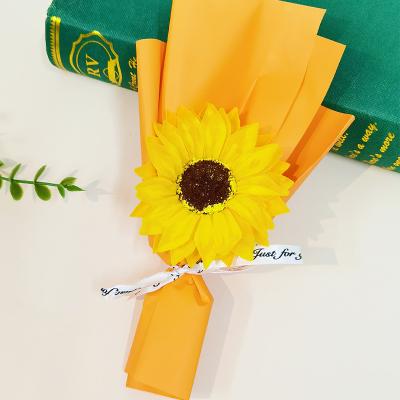 China Afsluiting seizoen simulatie bloem zonnebloem boeket mini afgewerkt zonnebloem roos zeep bloem souvenir Te koop