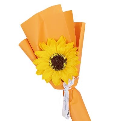 China Afsluiting seizoen simulatie bloem zonnebloem boeket mini afgewerkt zonnebloem roos zeep bloem souvenir Te koop