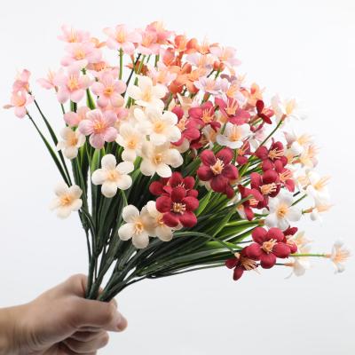 China Simulação de flor de margarida decoração de casa, casamento de orquídeas de grama de primavera, decoração de arranjos florais ao ar livre, flor falsa de plástico artificial à venda