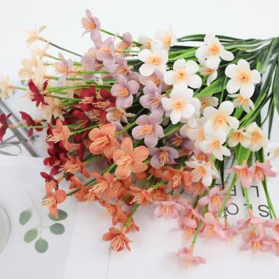 China Simulação de flor de margarida decoração de casa, casamento de orquídeas de grama de primavera, decoração de arranjos florais ao ar livre, flor falsa de plástico artificial à venda