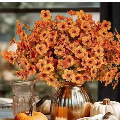 China Decorações de festivais ao ar livre, plantas de outono, folhas artificiais de eucalipto, violetas de eucalipto, margaridas, decoram o pátio à venda