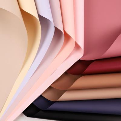 Cina Carta a colori solidi di fascia alta con uno spessore di 8,5 micron, carta impermeabile matta per il rivestimento dei fiori e materiali per l'arte floreale per i negozi di fiori in vendita
