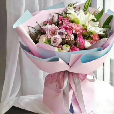 Cina Al dettaglio di carta da involucro Ouya impermeabile a due colori, carta da involucro per bouquet di fiori, materiale a doppio lato, carta da involucro per opere d'arte floreale in vendita
