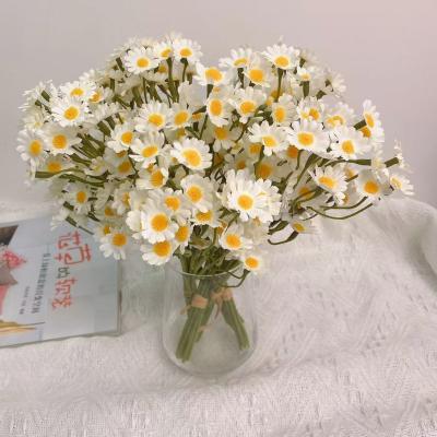 China Wholesale from the manufacturer of ins chamomile artificial flower bouquets, small daisies, artificial flowers, living room decoration, table flowers, and decorative bouquets for sale