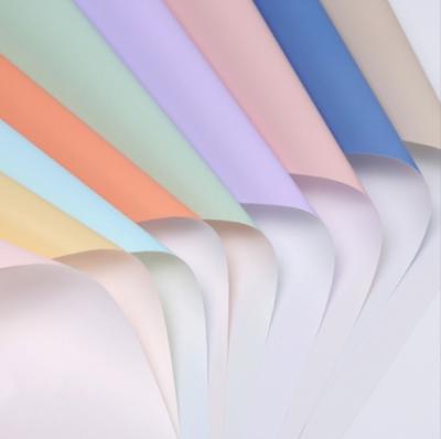 Cina Lizhiran carta da imballaggio fresca color caramella, carta in stile coreano, carta Ouya a colori solidi, carta ispessita bicolore impermeabile in vendita