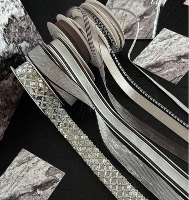 China Qixi Zwarte Zilveren Serie Lint Bloem Boeket 1.6cm Polyester Perfect voor DIY Handgemaakte Bloemen Materialen Te koop