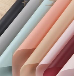Cina Carta da imballaggio floreale impermeabile a membrana di gelatina a forma di cuore alla moda da 56*56 cm per esigenze di imballaggio eleganti in vendita